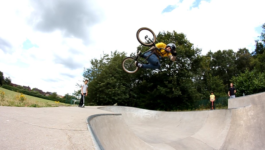Leon Perkins: Poynton Bowl | Ride UK BMX